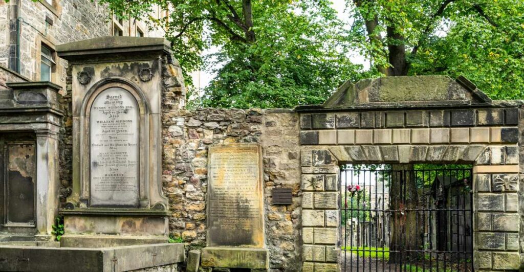 Edinburgh: Haunted Underground Vaults and Graveyard Tour | The Abroad Guide