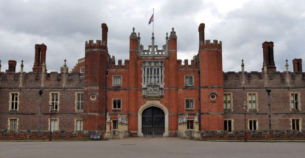 London: Richmond to Hampton Court River Thames Cruise | The Abroad Guide