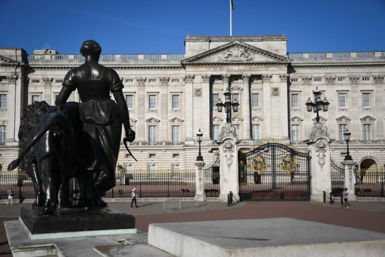London: Top 30 Sights Walking Tour and Clink Prison Entry | The Abroad ...